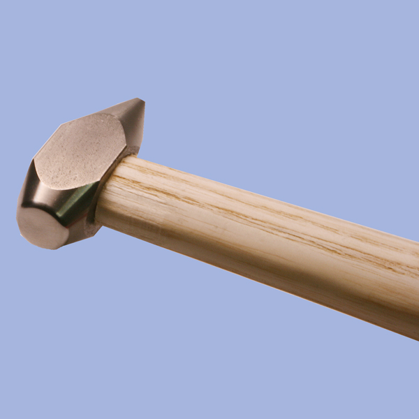 Hammer mit kleinem Kopf und langem Stiel